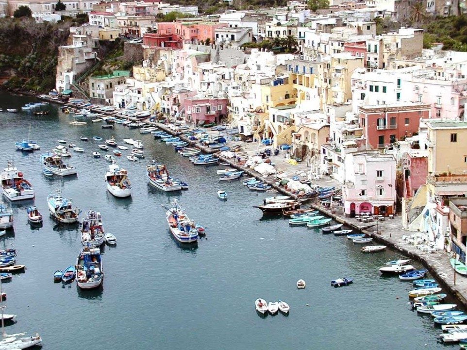 La spiaggia de Il Postino a Procida e il lido-bar Anna Maria - Viaggi ...