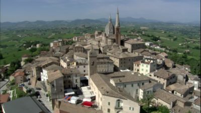 Ostra, cosa fare e dove dormire nelle Marche, tutte le feste