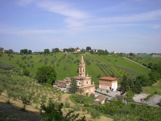 Ostra, cosa fare e dove dormire nelle Marche, tutte le feste