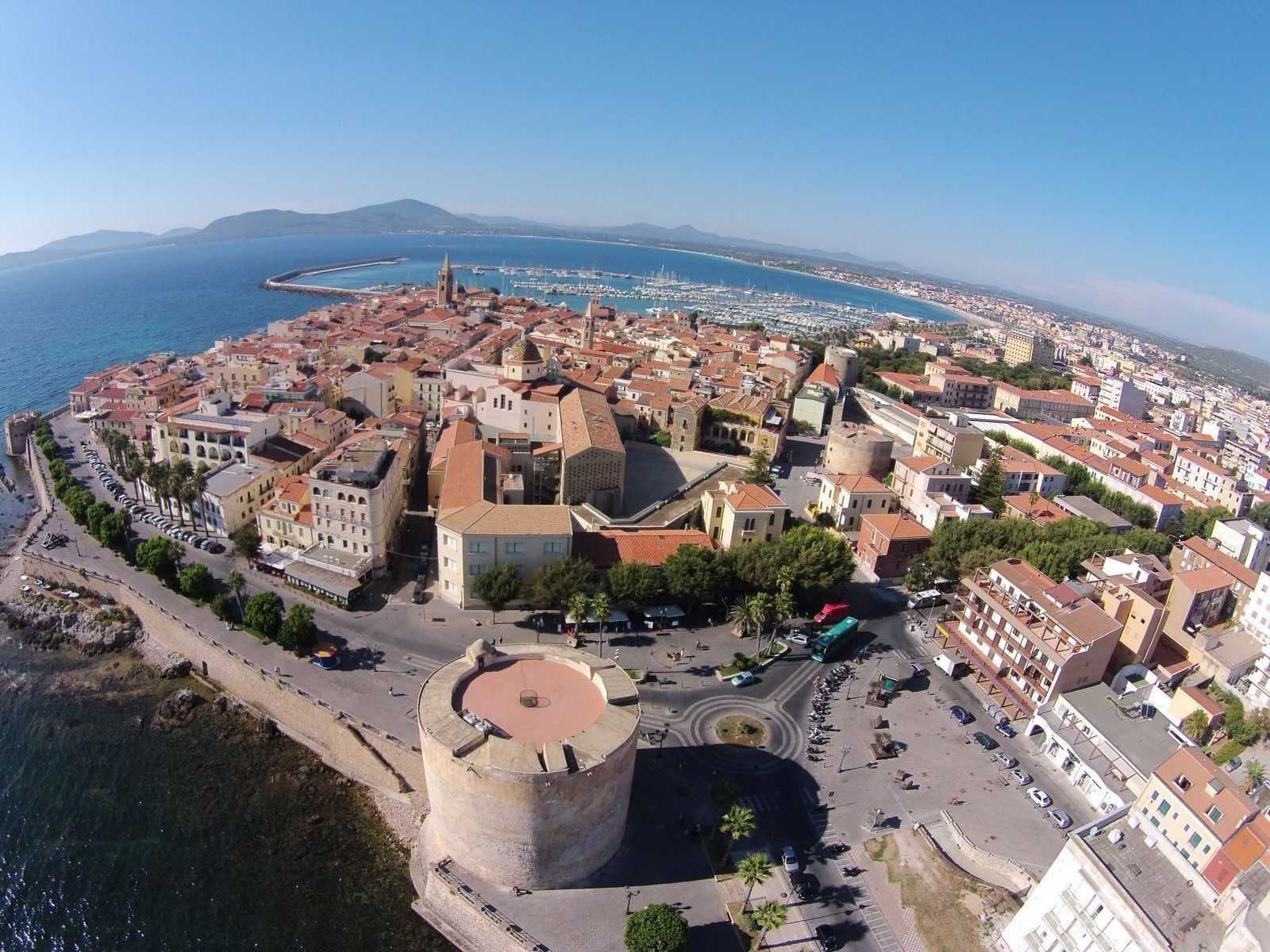 Alghero, cosa vedere e quali spiagge non perdere in Sardegna