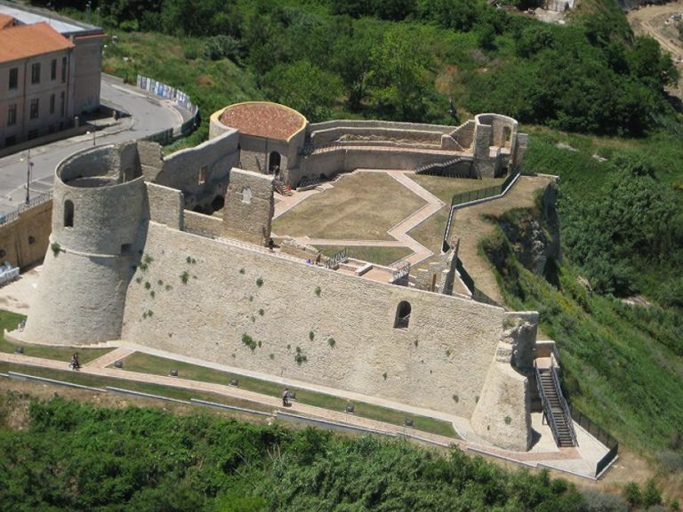 Viaggio in Abruzzo tra storia e natura: 5 castelli da non perdere