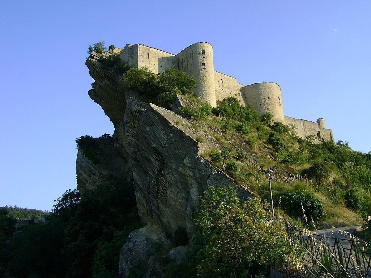 Viaggio in Abruzzo tra storia e natura: 5 castelli da non perdere